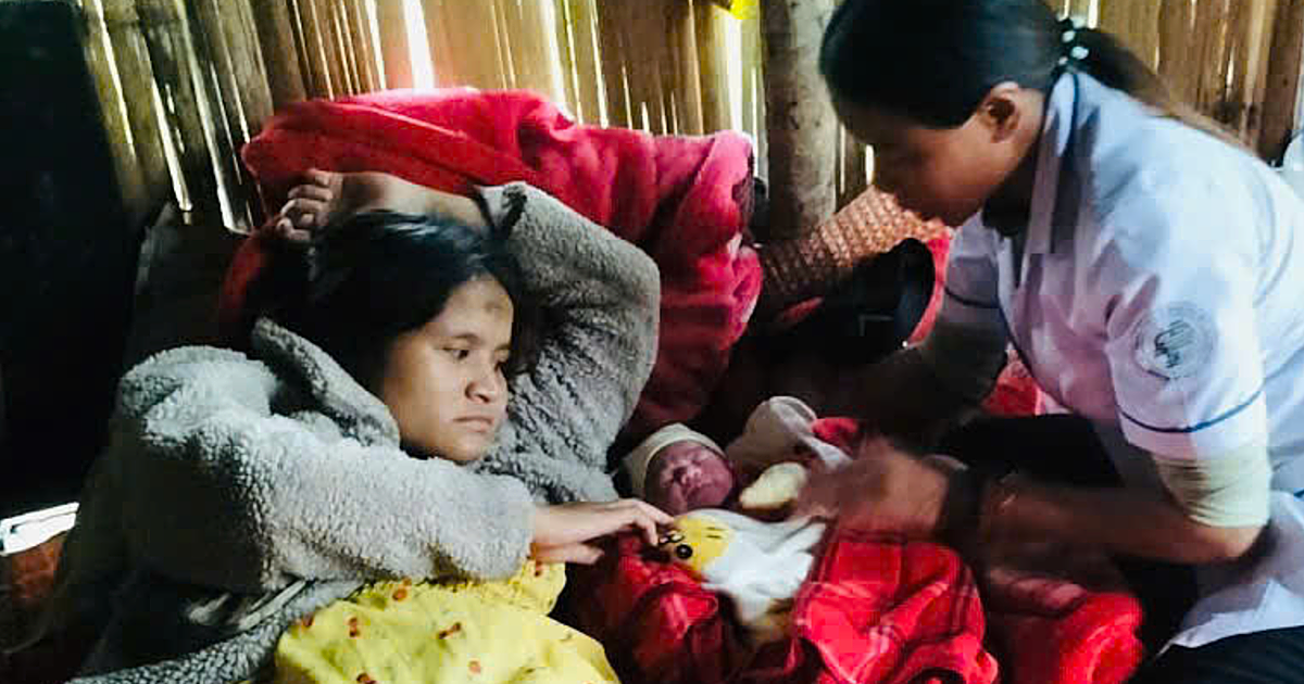 Y sĩ băng rừng đỡ đẻ cho sản phụ giữa mưa lũ, sạt lở